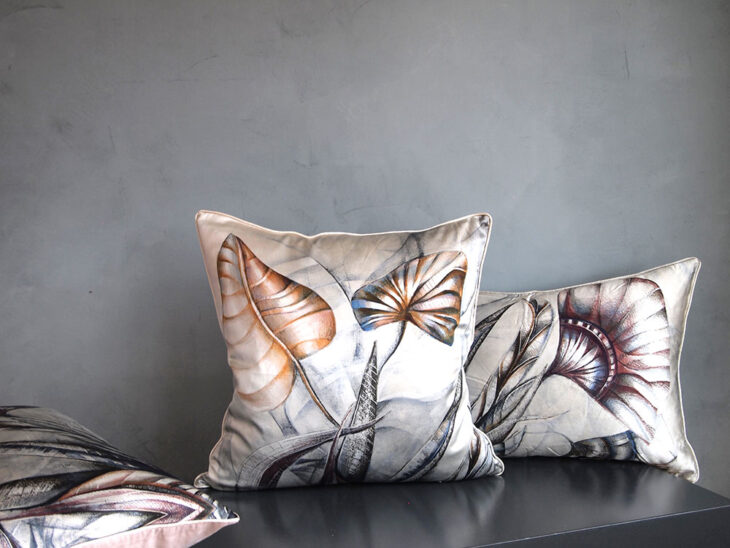 Golden Grace silk cushion, 50 x 50 cm – DESIGNERSHIP